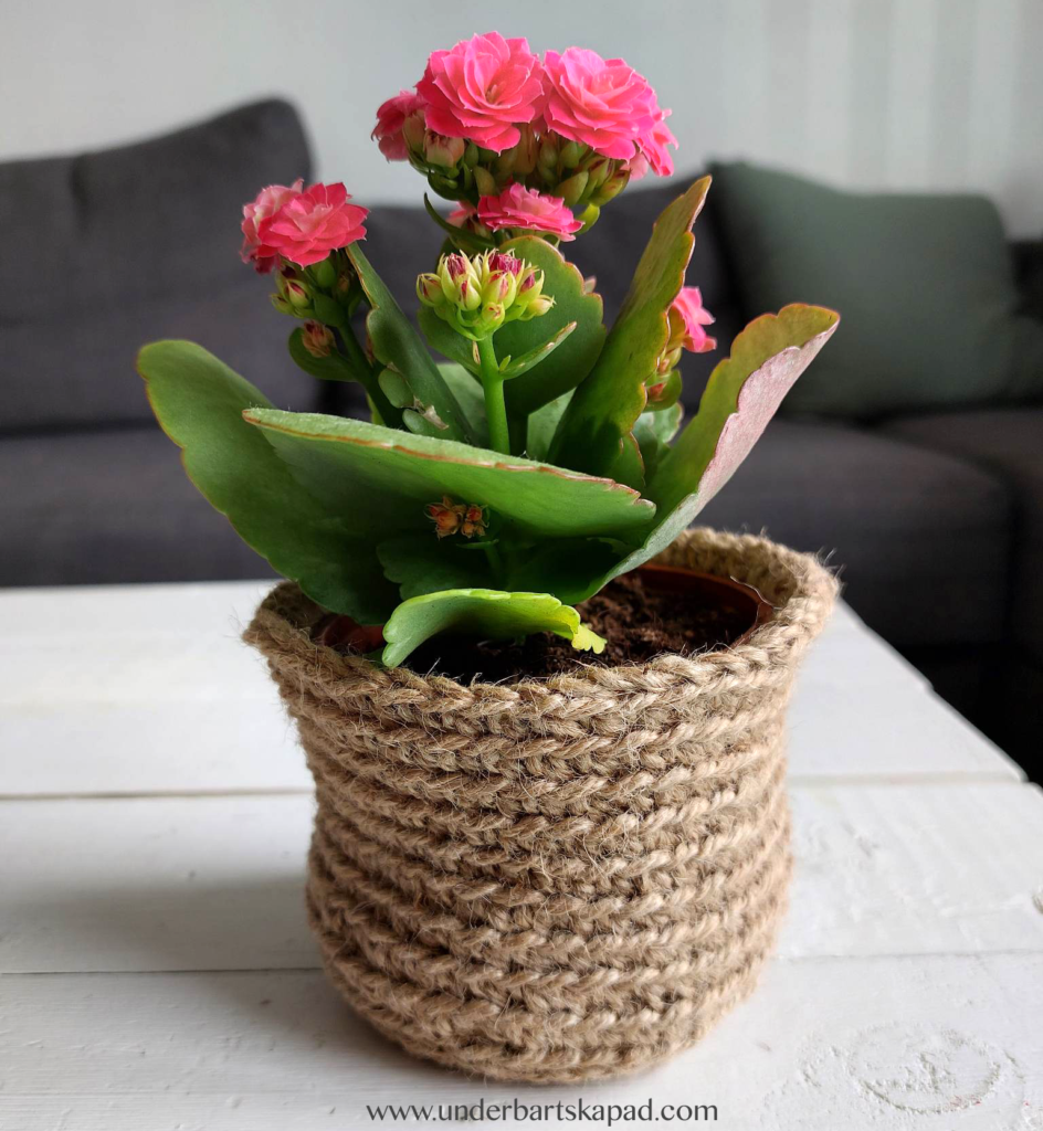 Crochet Plant Holder - FREE Crochet Pattern - Underbart skapad